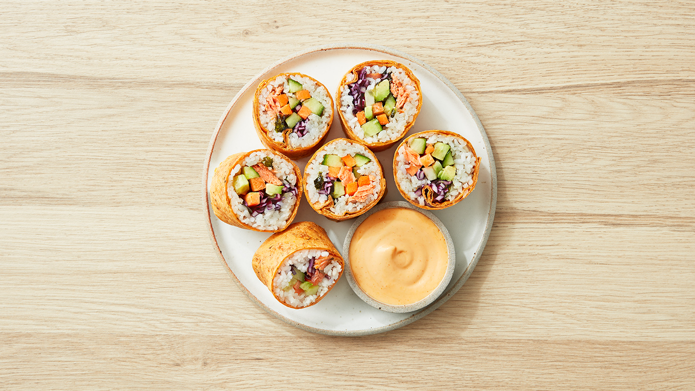 Rouleau de sushi au saumon avec sauce soya mayo épicée | POM
