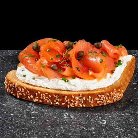 Pain grillé au saumon fumé et fromage à la crème | POM